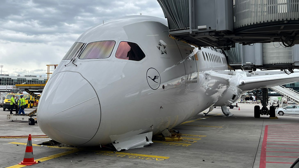 Lufthansa Boeing 787 suffers nose landing gear collapse in Frankfurt ...